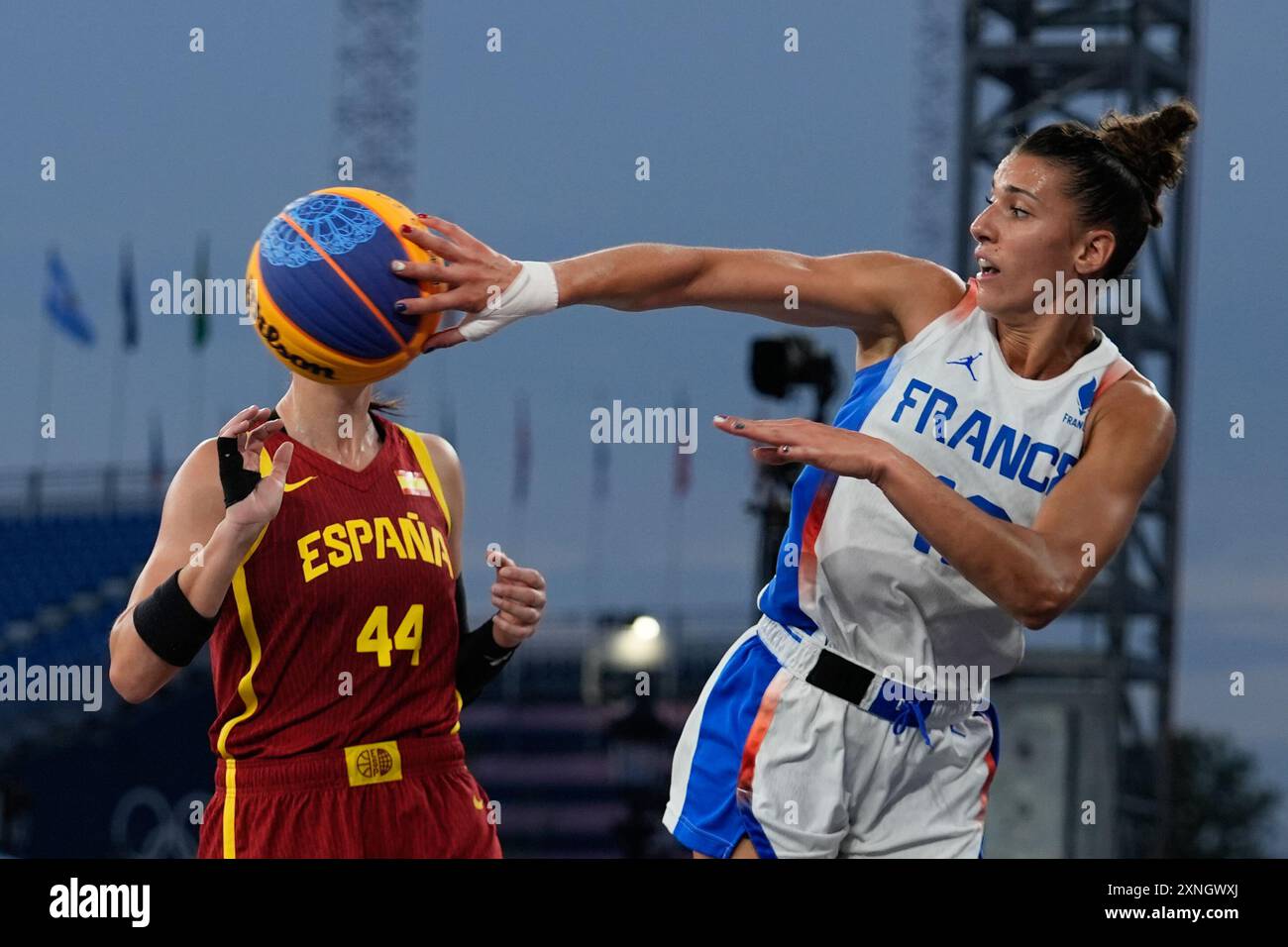 France's Laetitia Guapo passes the ball in front of Spain's Gracia ...