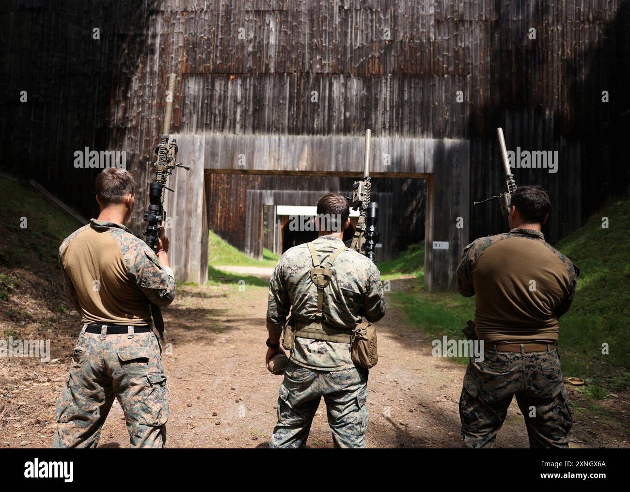 U.S. Force Reconnaissance Marines and Scout Snipers with 3D Force Reconnaissance Company, 4th ...