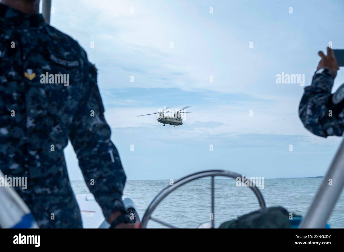 The 1st Battalion, 228th Aviation Regiment’s CH-47F Chinook flies into ...
