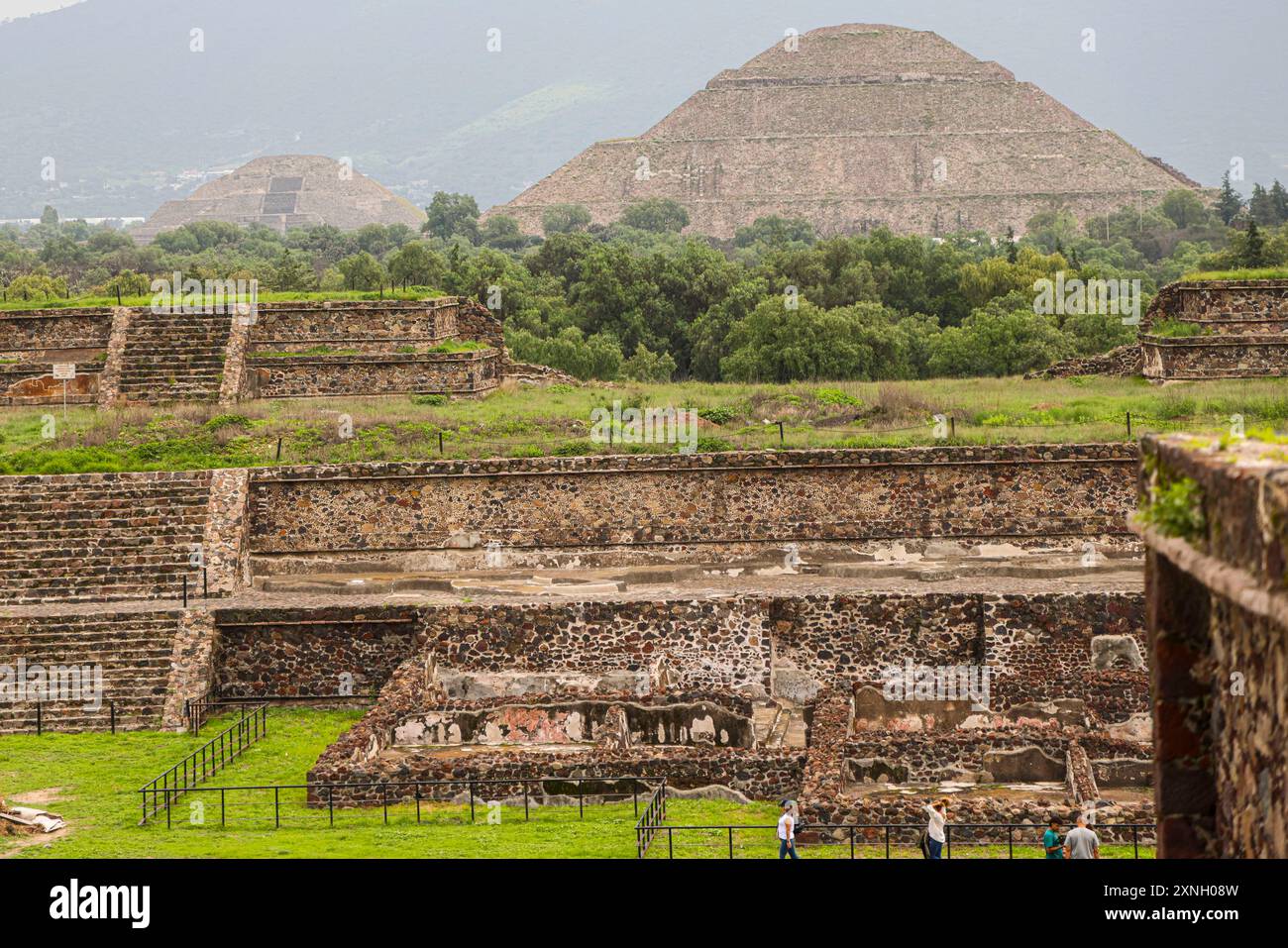 Piramide del sol y la luna hi-res stock photography and images - Alamy