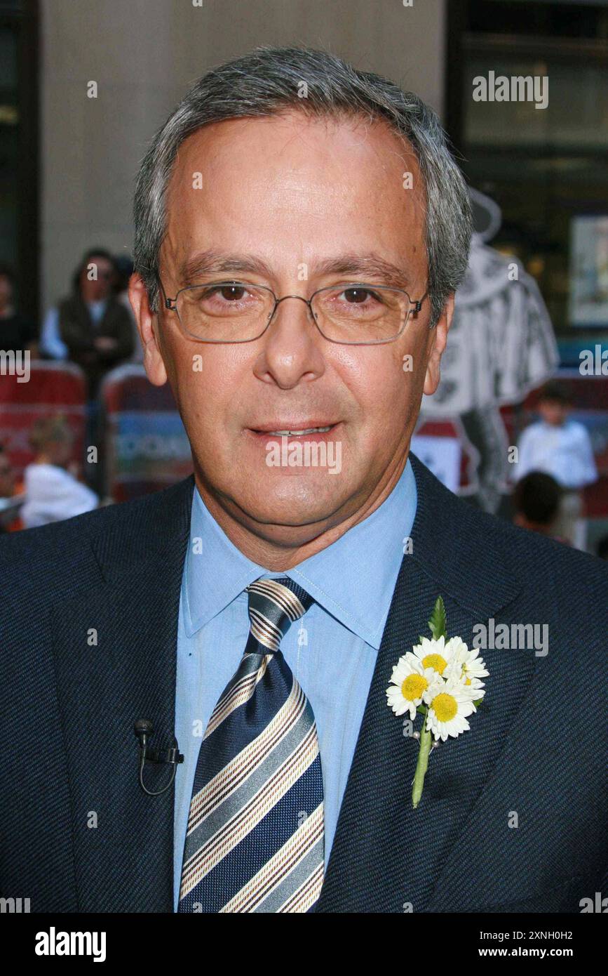 Mike Lupica kicking off Jumpstart's "Read for the Record" campaign by ...