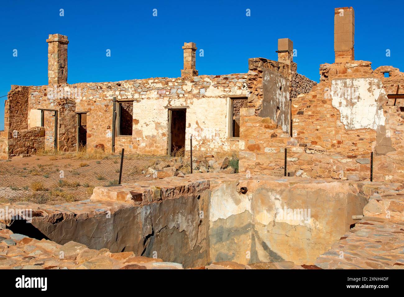The ruins of Granny Davies Cottage in the ghost town of Farina Stock ...