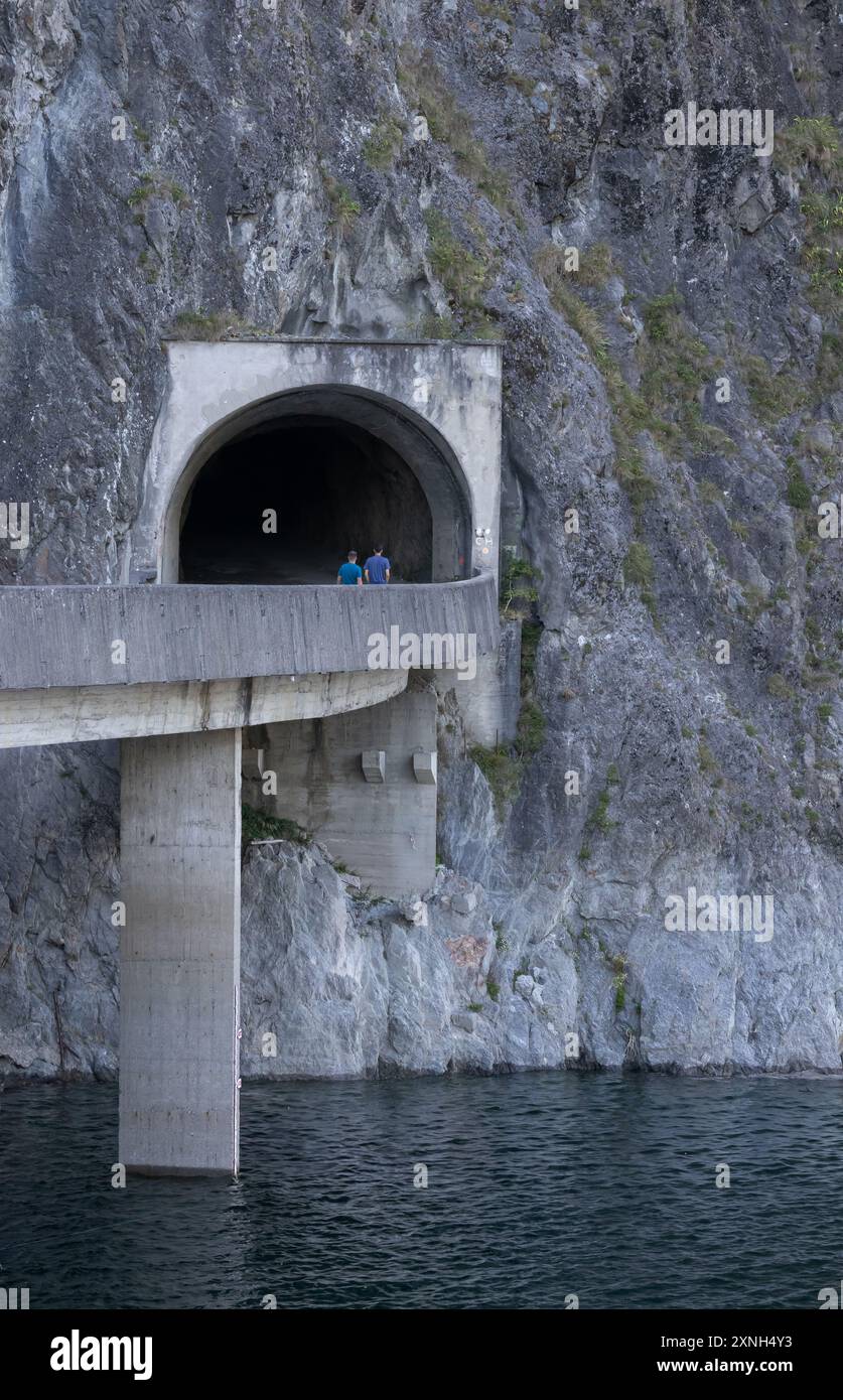Concrete through arch bridge hi-res stock photography and images - Alamy