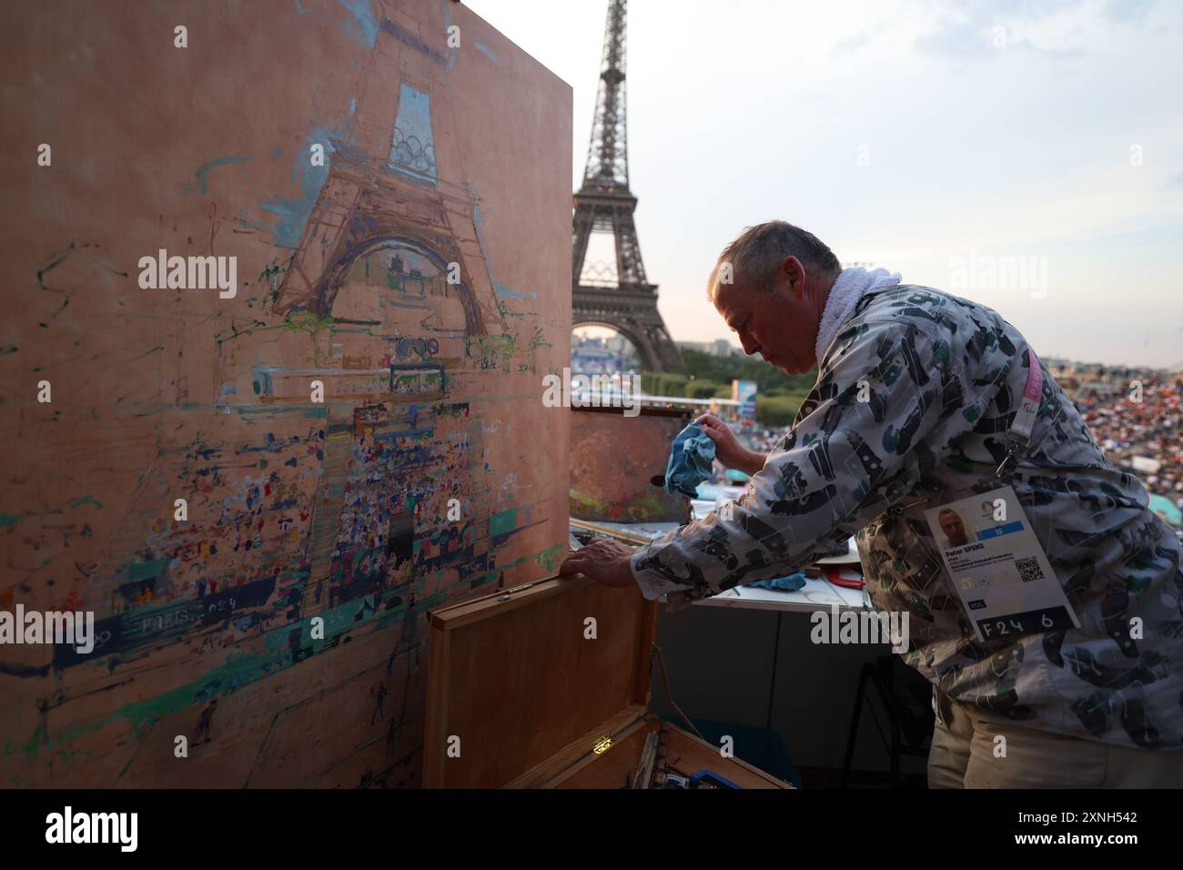 (240731) -- PARIS, July 31, 2024 (Xinhua) -- Artist Peter Spens draws ...