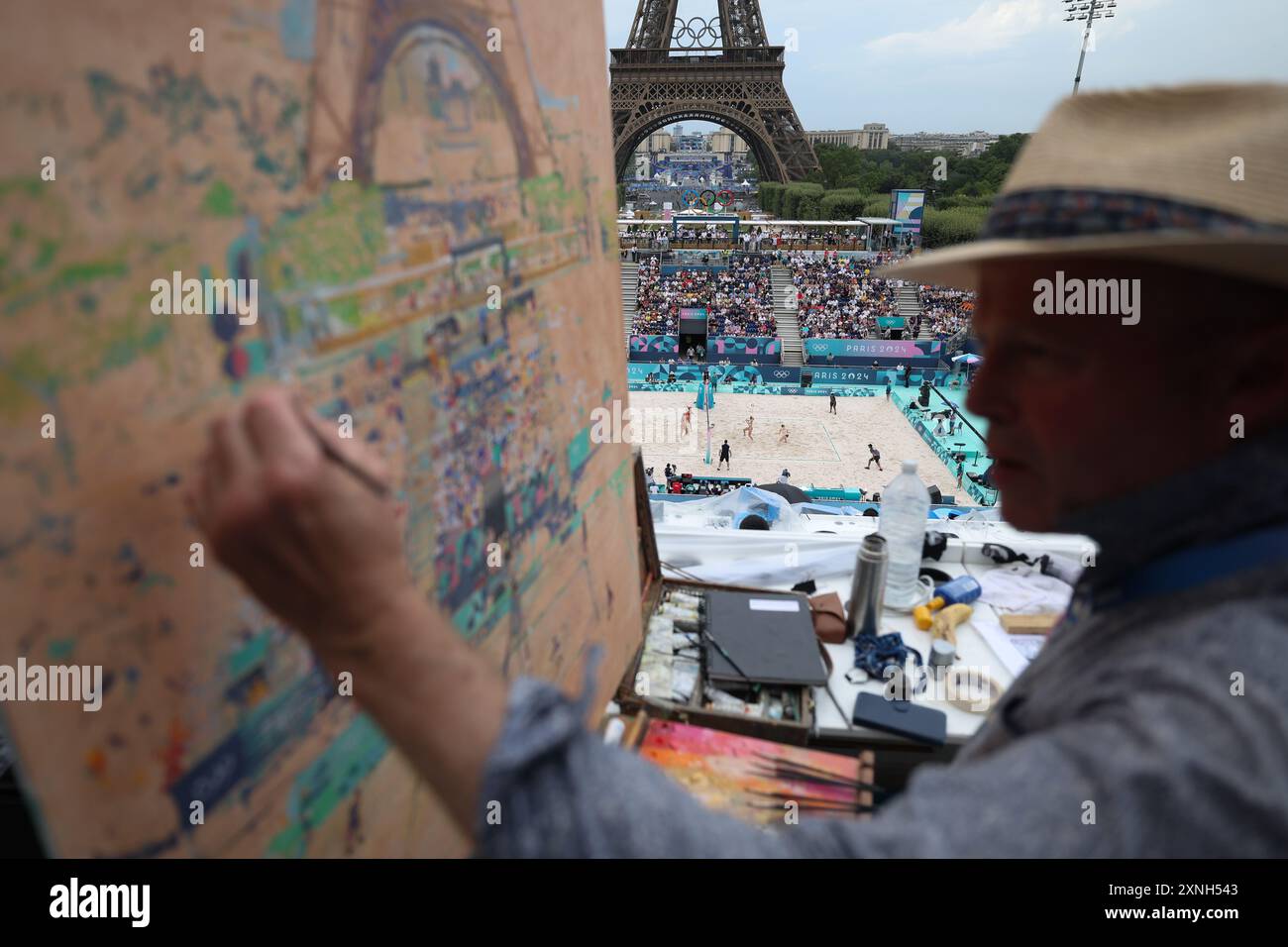 (240731) -- PARIS, July 31, 2024 (Xinhua) -- Artist Peter Spens draws ...