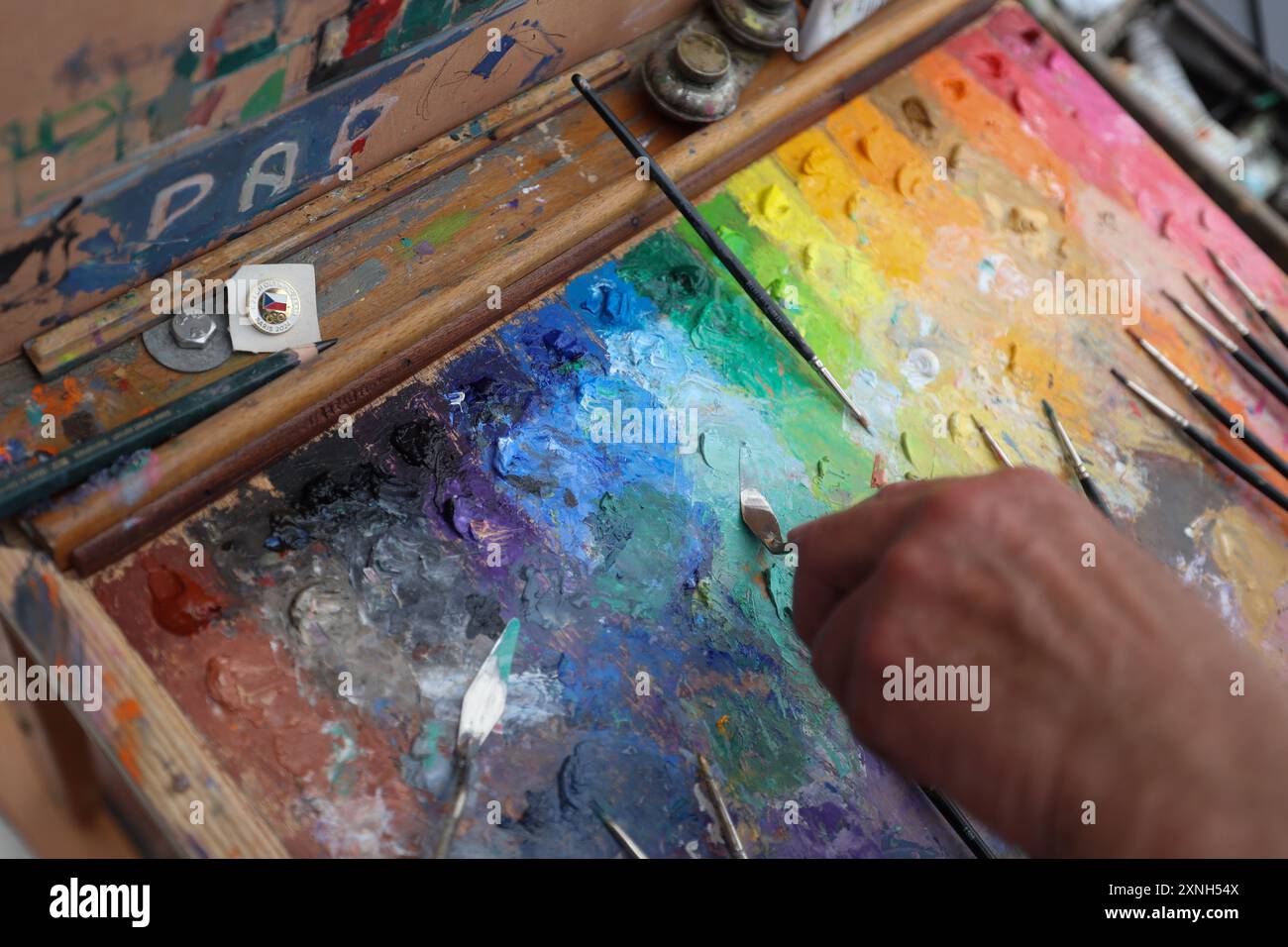 (240731) -- PARIS, July 31, 2024 (Xinhua) -- Artist Peter Spens draws ...