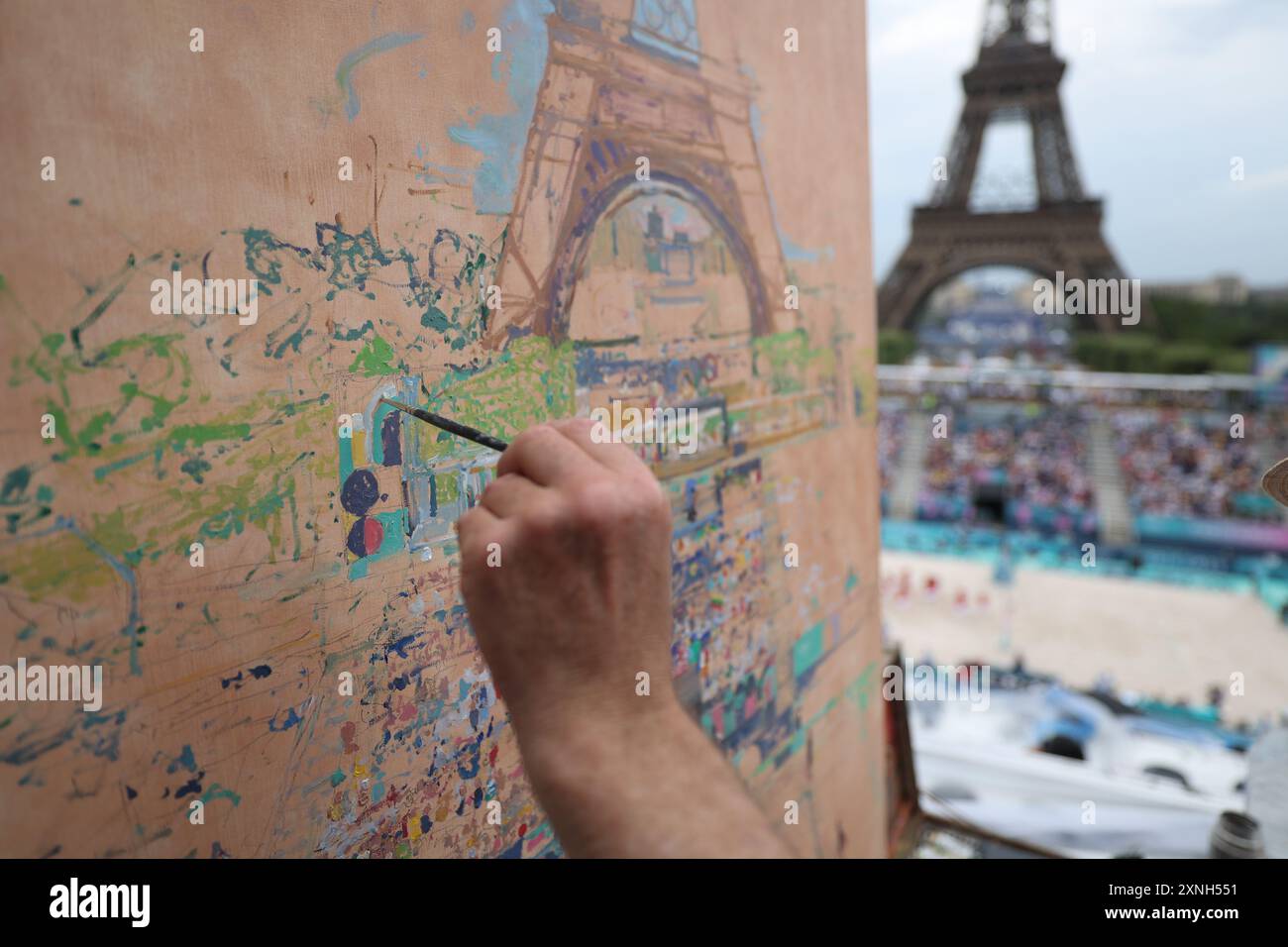 Paris, France. 31st July, 2024. Artist Peter Spens draws the scene of a ...