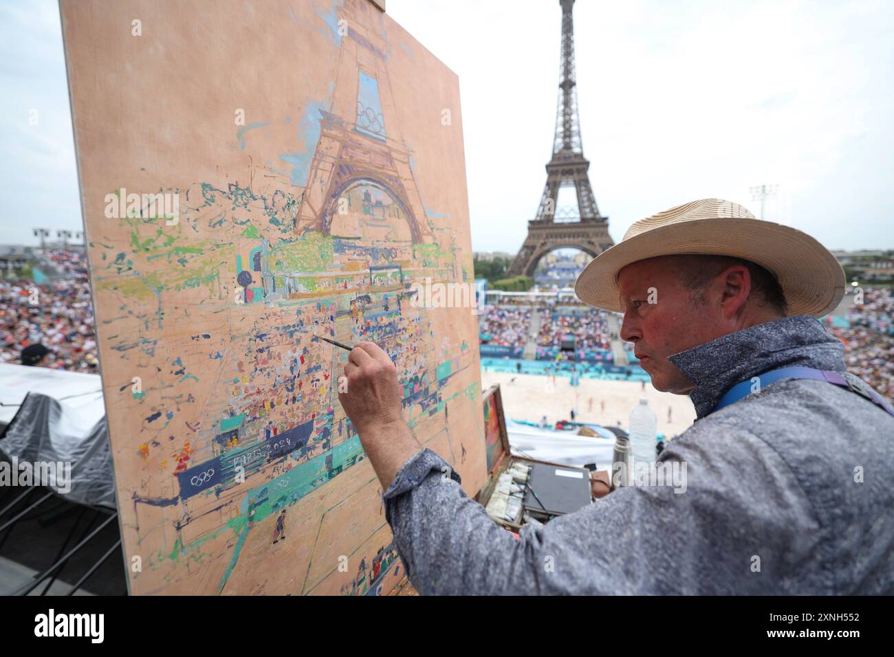 (240731) -- PARIS, July 31, 2024 (Xinhua) -- Artist Peter Spens draws ...