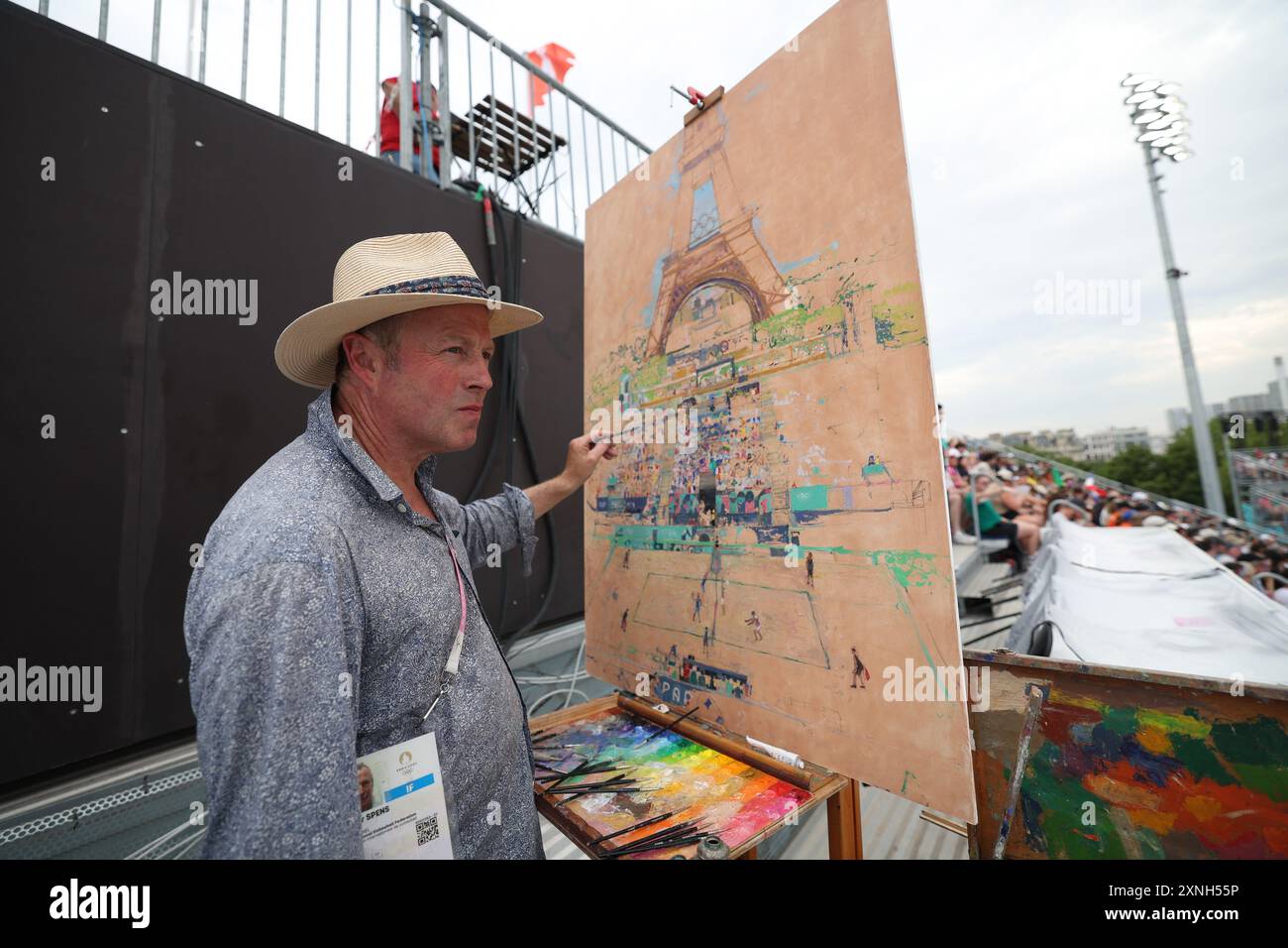 Paris, France. 31st July, 2024. Artist Peter Spens draws the scene of a ...