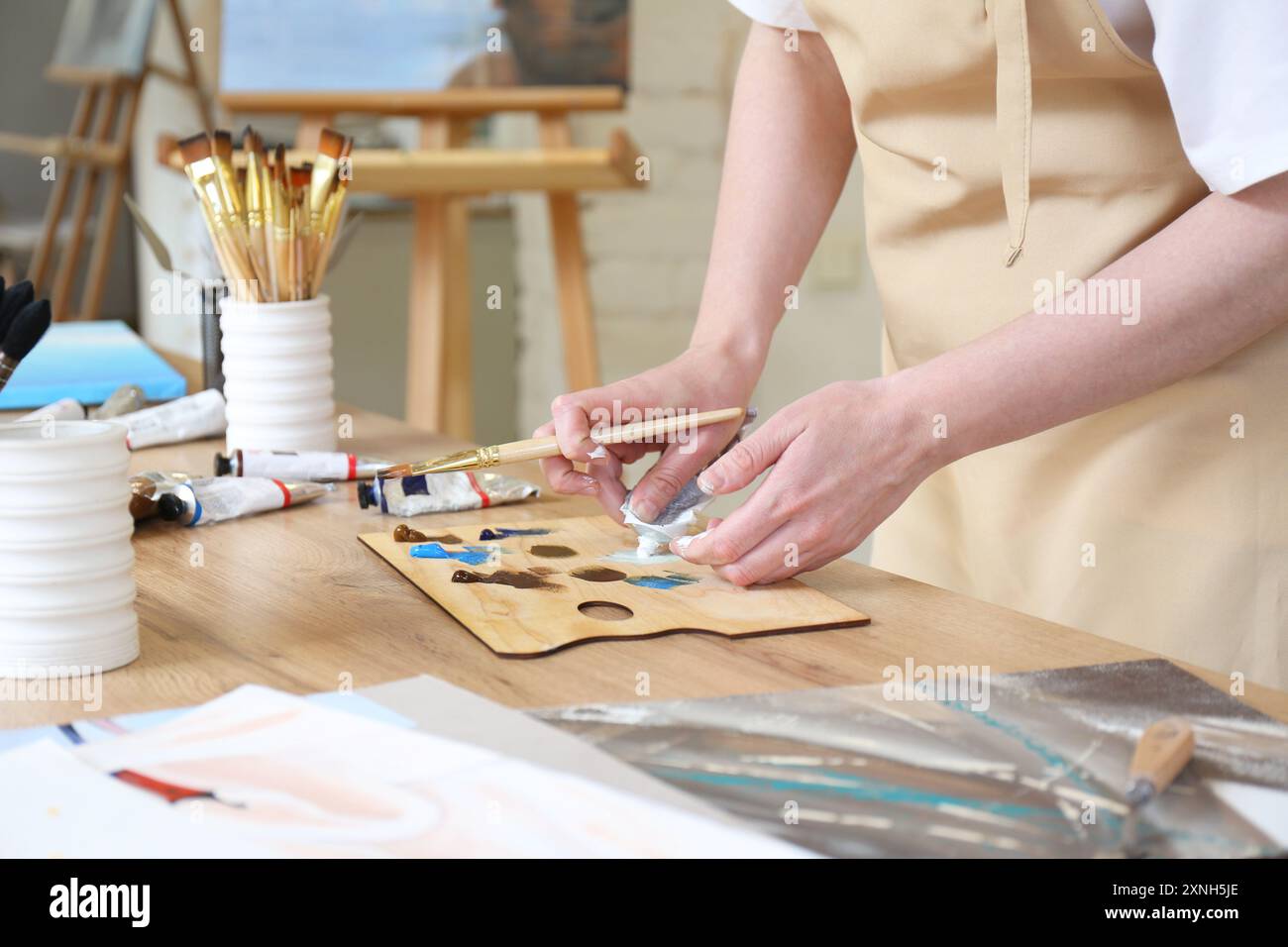 Creative person using brush hi-res stock photography and images - Alamy