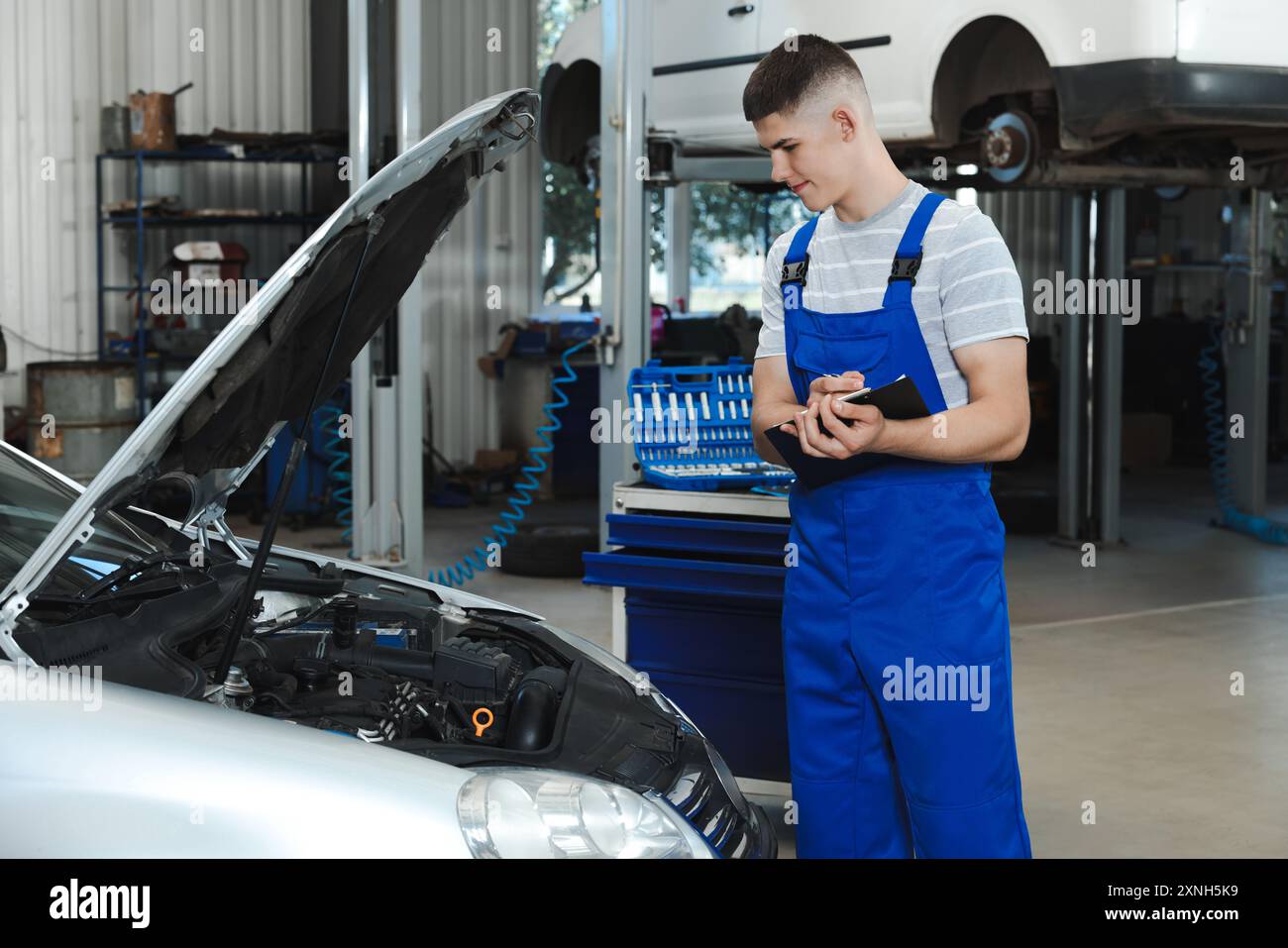 Car mechanic taking notes hi-res stock photography and images - Alamy