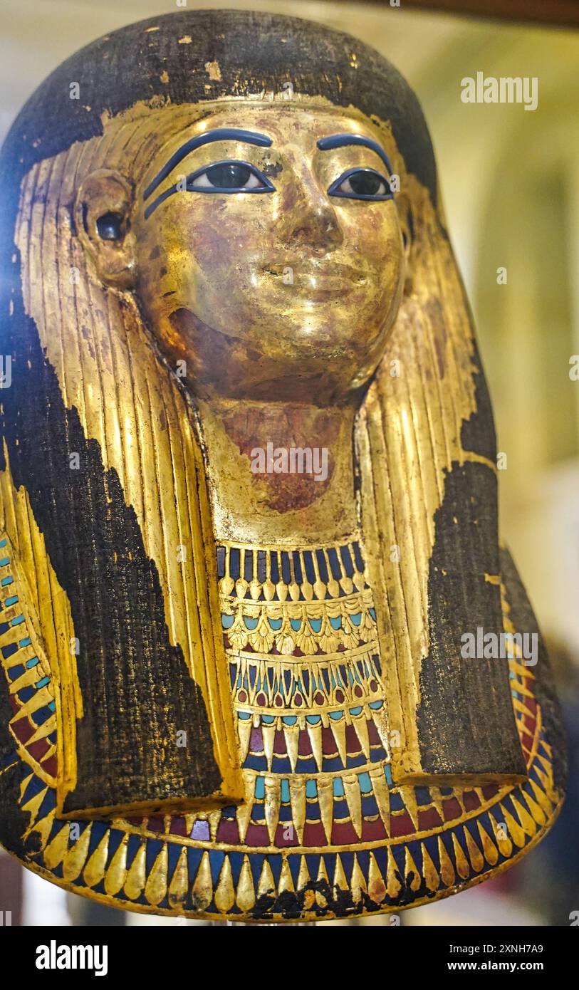 Golden mummy mask hi-res stock photography and images - Alamy