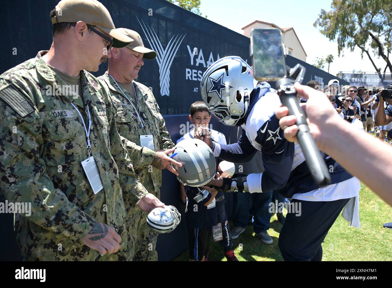 Dallas Cowboys running back Ezekiel Elliott signs an autograph for ...