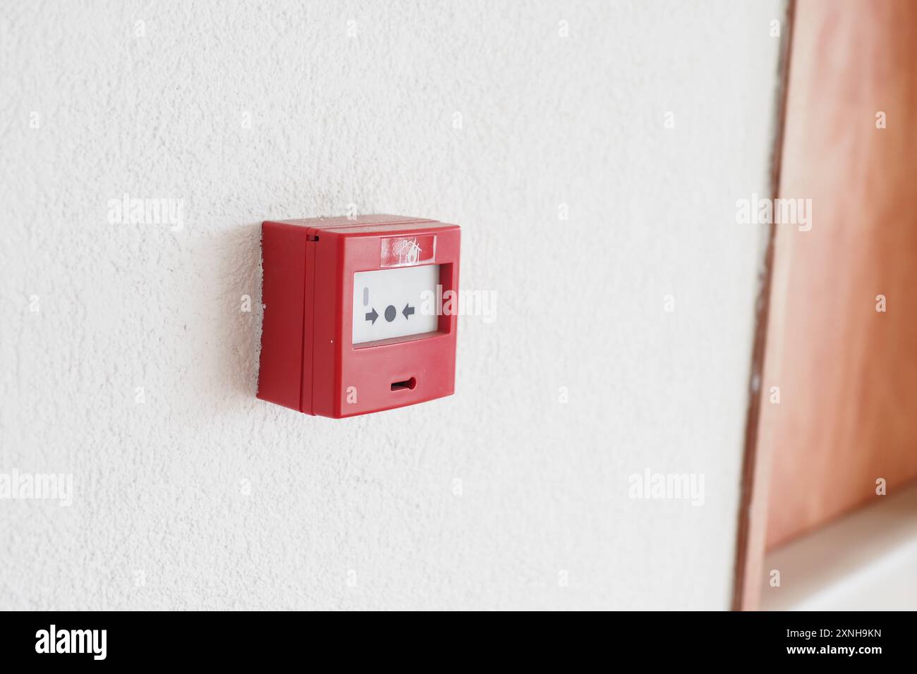 Red fire alarm button on wall Stock Photo - Alamy