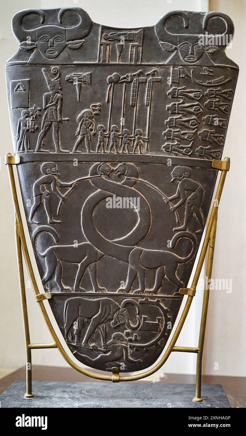 Ancient egyptian royal symbols hi-res stock photography and images - Alamy