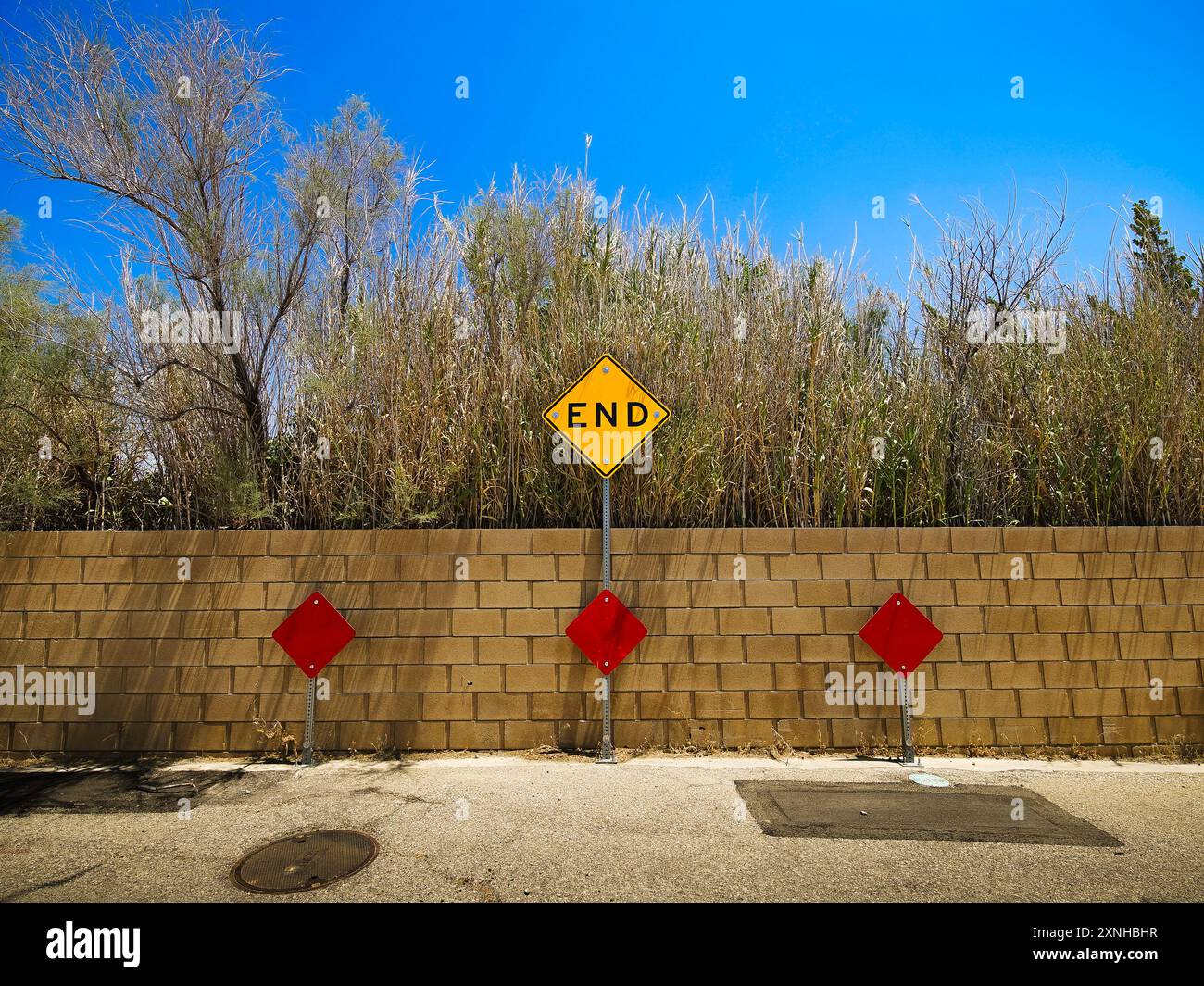 End of day sign hi-res stock photography and images - Alamy