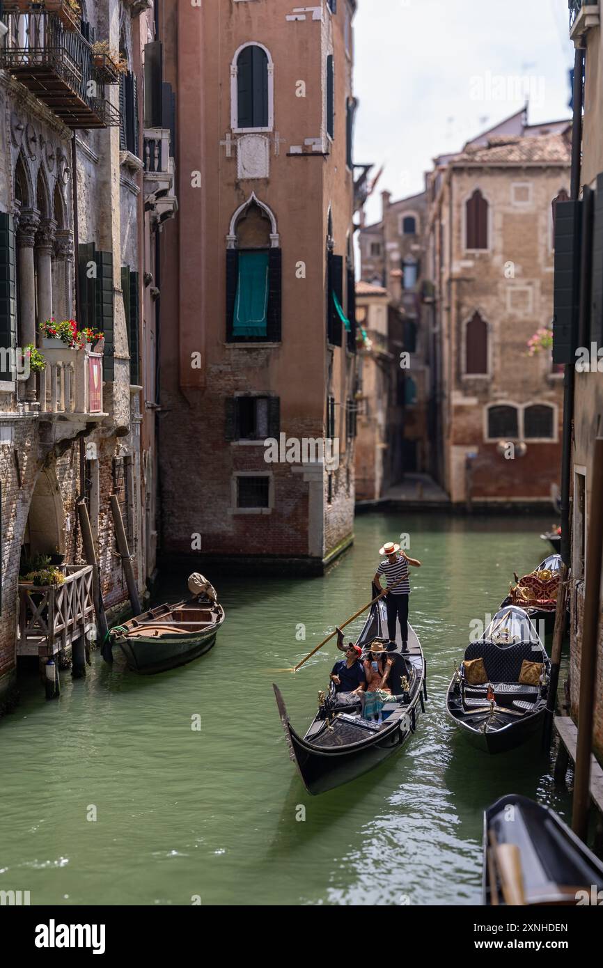 Gondola features hi-res stock photography and images - Alamy
