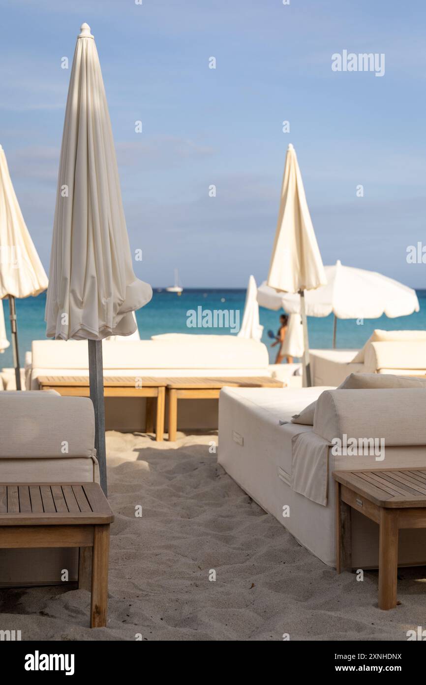 White modern beach beds hi-res stock photography and images - Alamy
