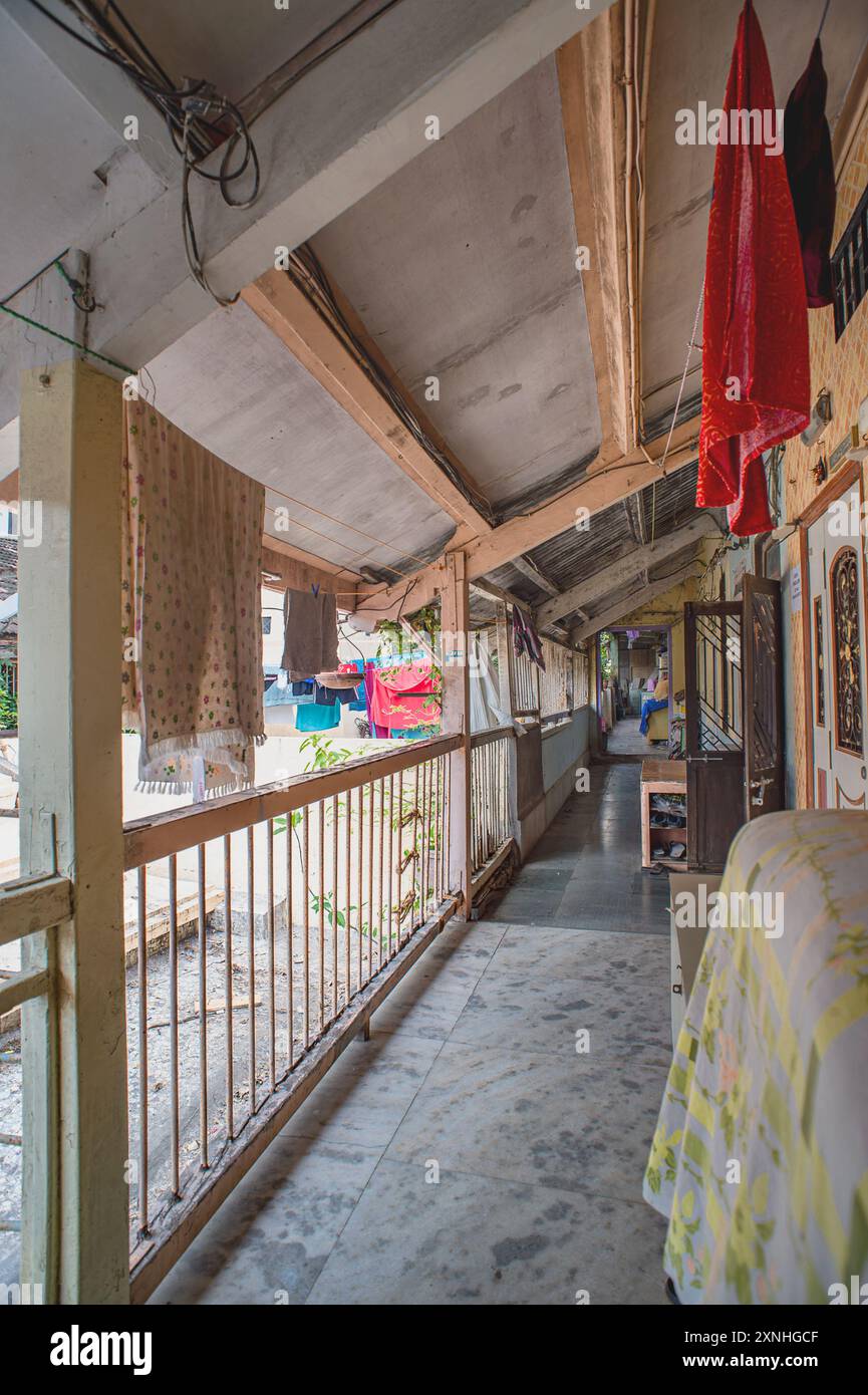 05 Oct 2018 Vintage Old Wooden single storey Chawl Datta Mandir Wadi ...