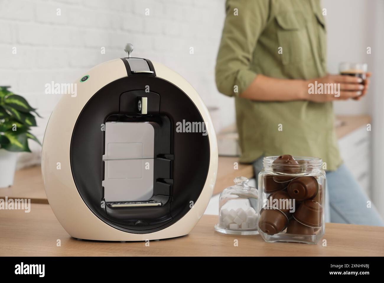 Girl coffe on coffee machine hi-res stock photography and images - Alamy