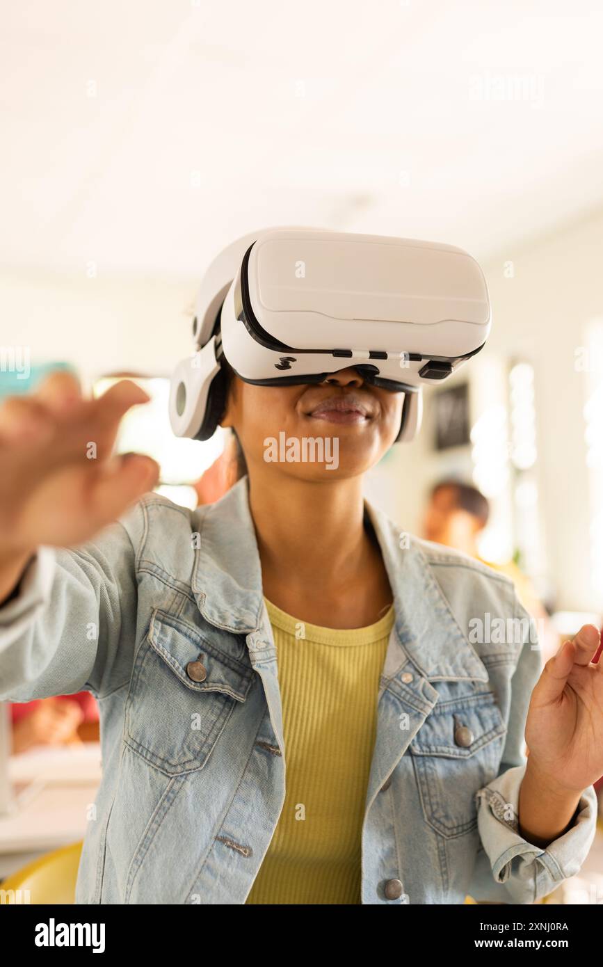 Teenager virtual learning hi-res stock photography and images - Alamy