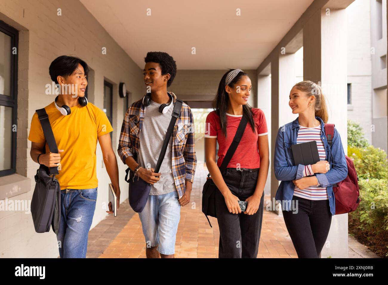 Teenagers walking to school uniform hi-res stock photography and images ...