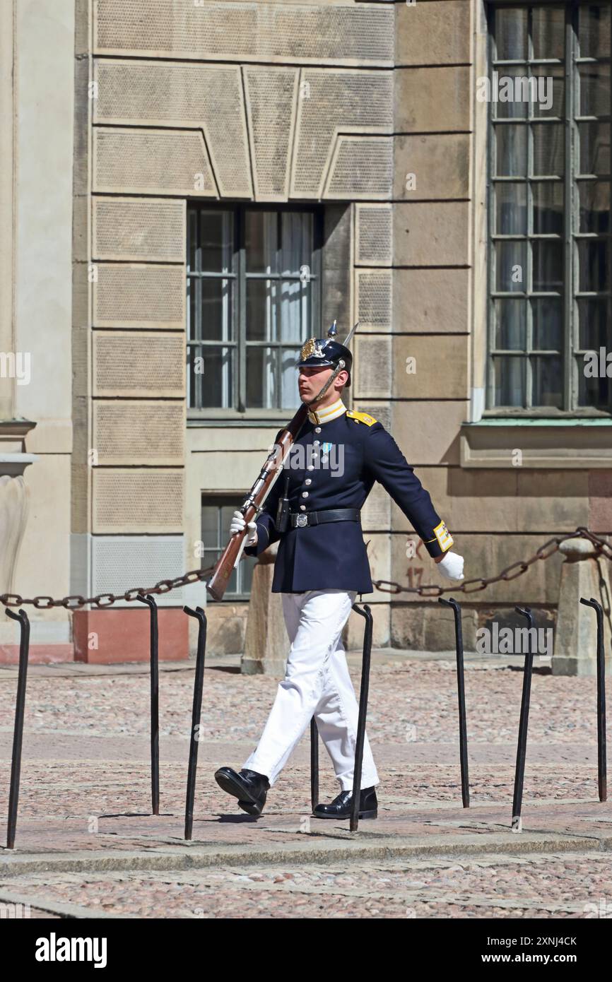 Changing guard ceremony tradition hi-res stock photography and images ...