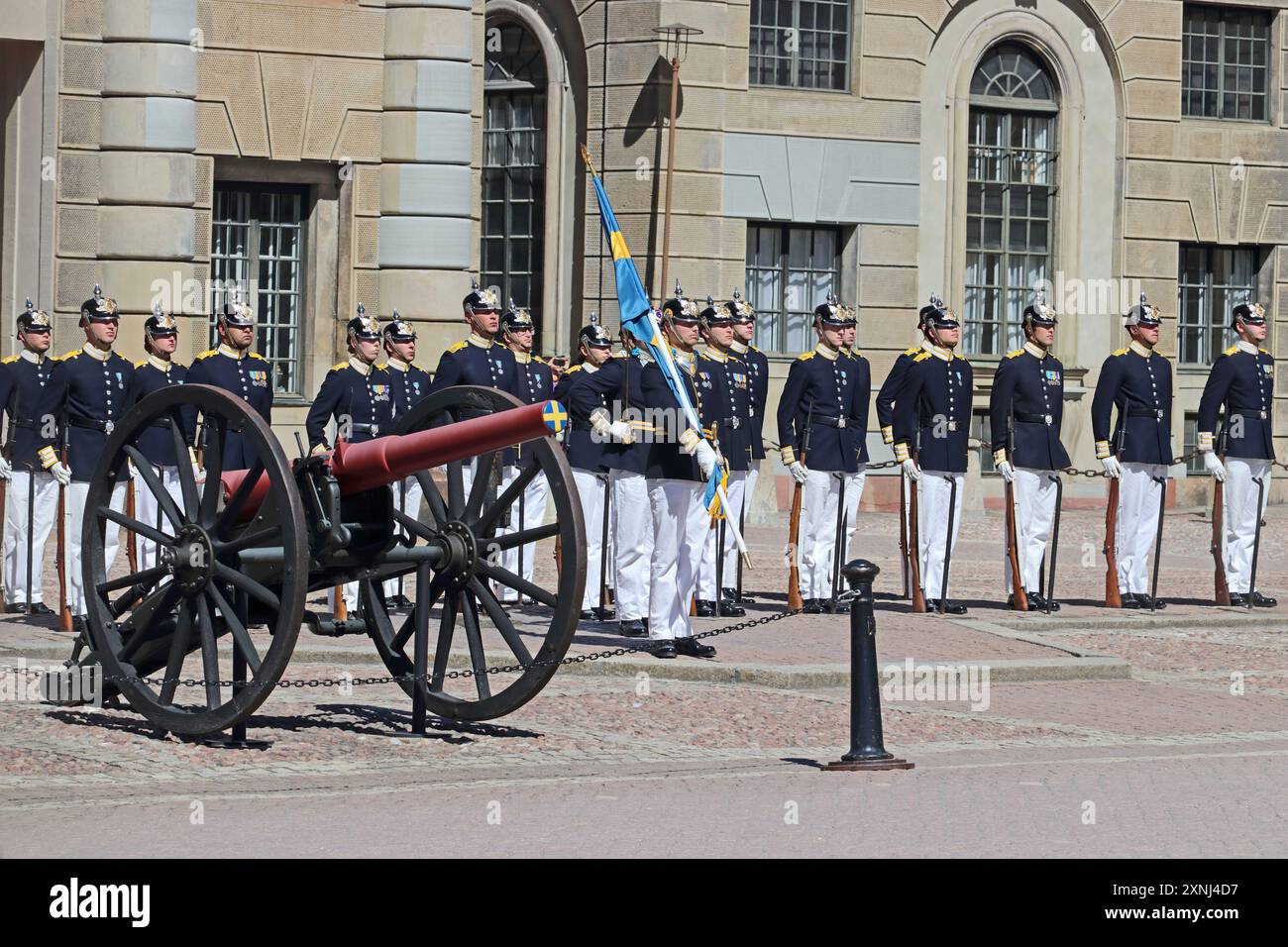 Royal guards at stockholm palace hi-res stock photography and images - Alamy
