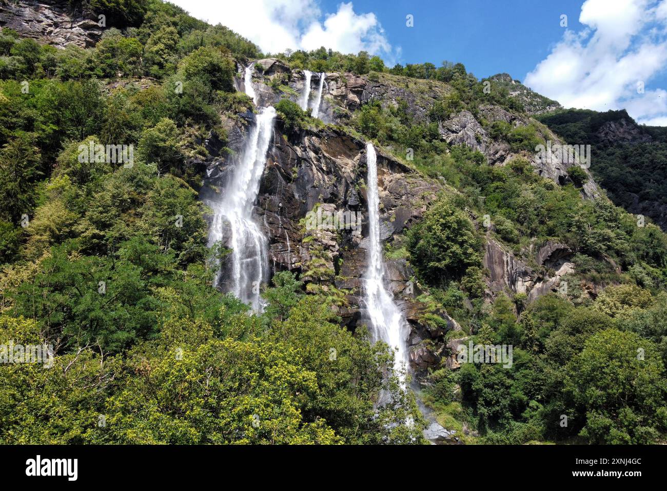 Waterfalls cascade down lush cliffs hi-res stock photography and images ...
