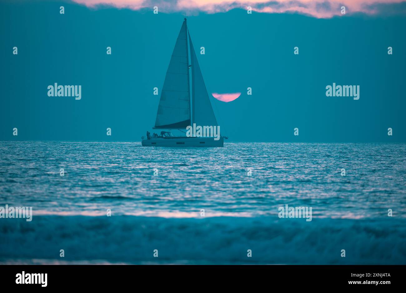 Yacht sailing against sunset. Landscape with skyline sailboat and ...