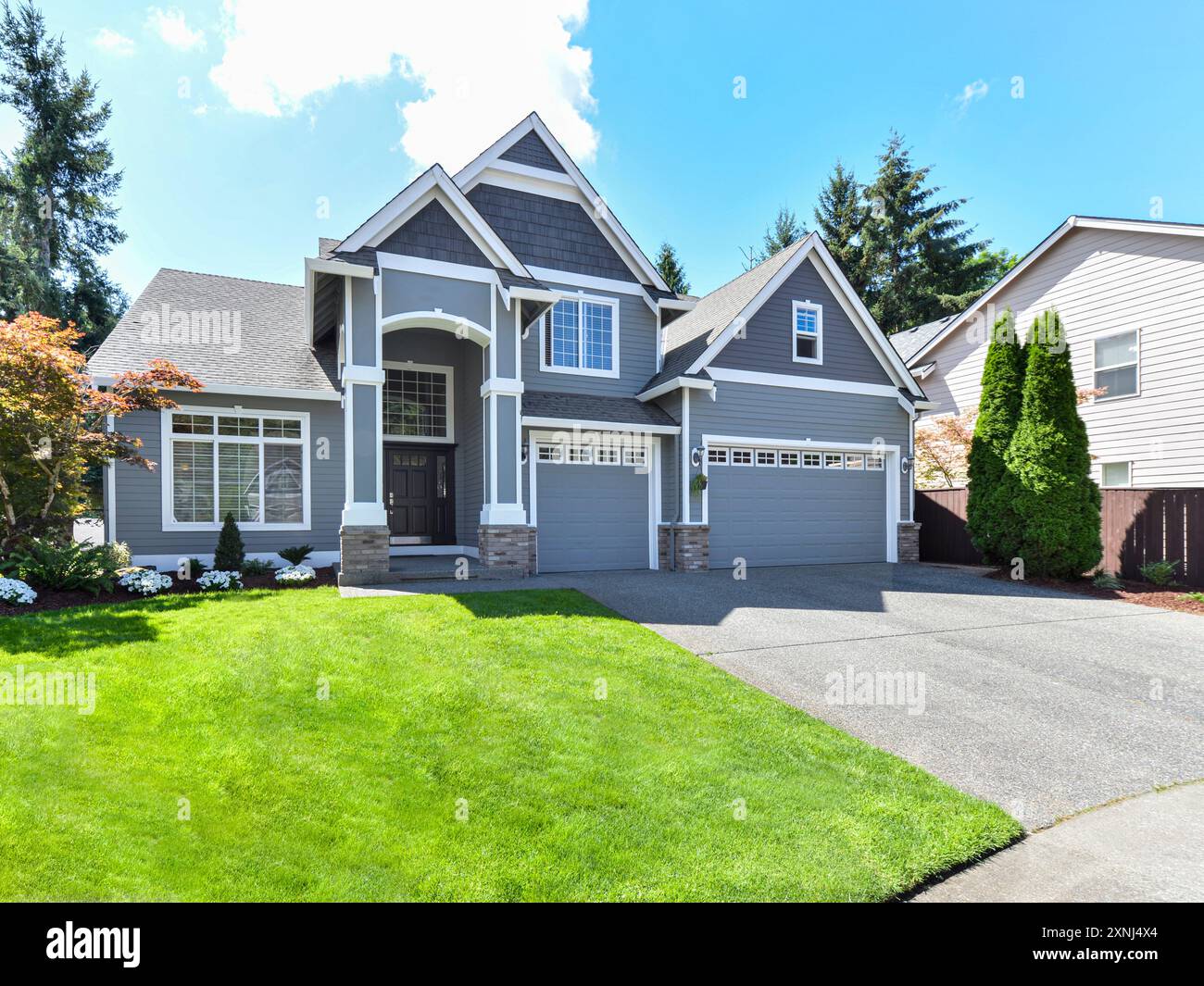 Modern residential front exterior Stock Photo - Alamy