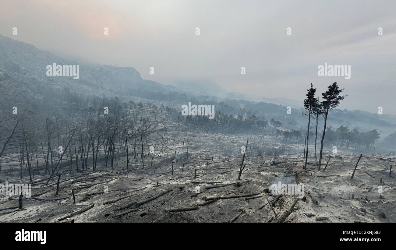 Split, Croatia. 01st Aug, 2024. Since Tuesday, firefighters are trying ...