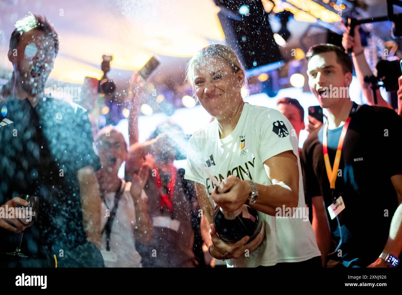 Angelique Kerber (Deutschland, Tennis) feiert ihr Karriereende mit Sekt ...