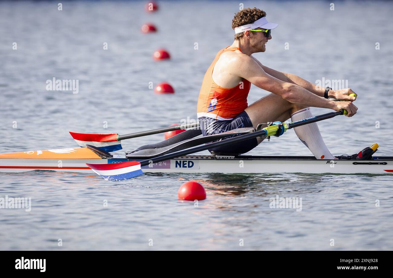 PARIS - Simon van Dorp in action during the semi-final single sculls at ...