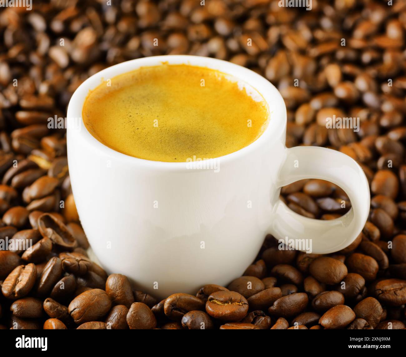 Espresso coffee with cream in cup hi-res stock photography and images ...