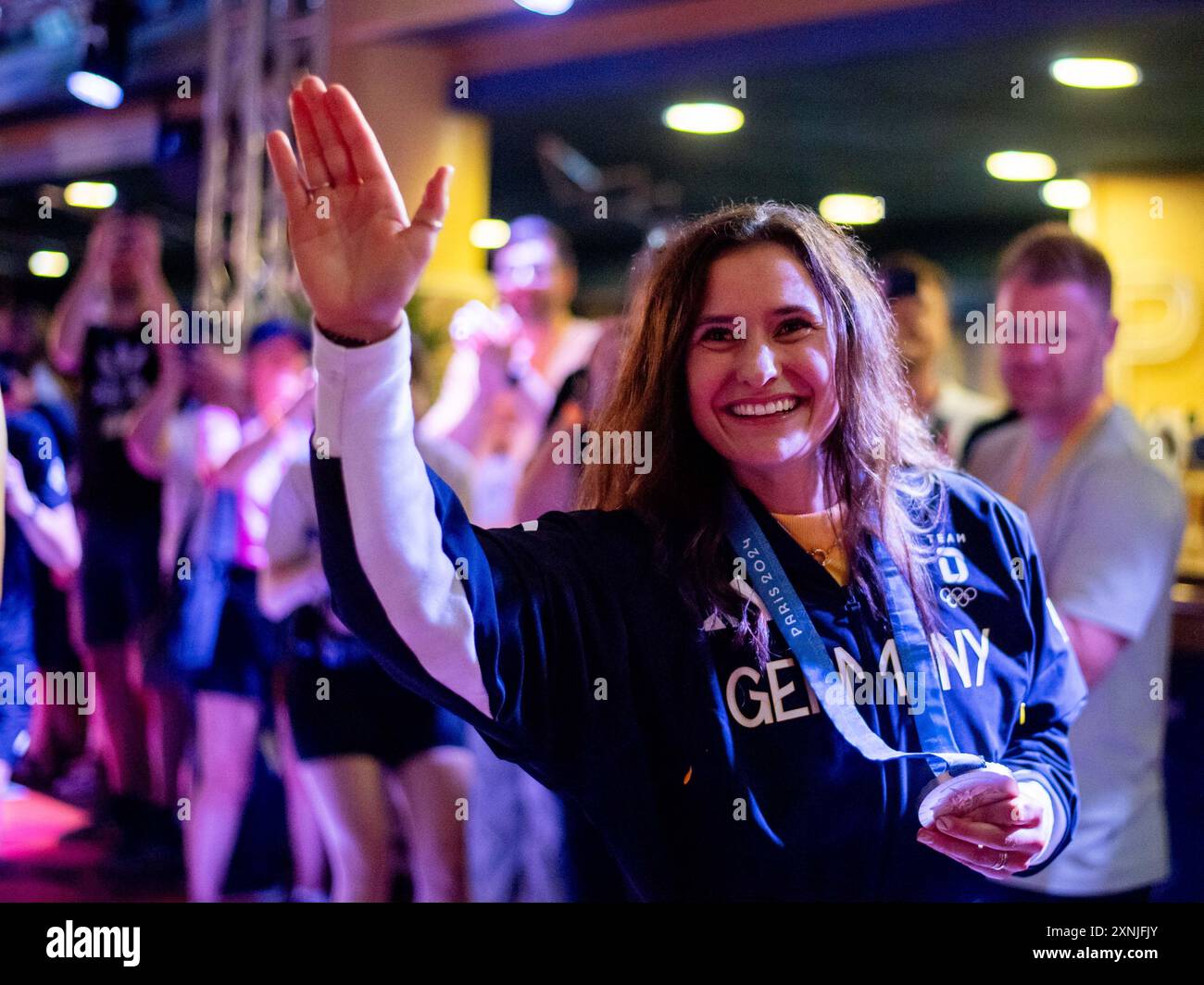 LILIK Elena (Deutschland) wird fuer ihre Silbermedaille im Canadier ...