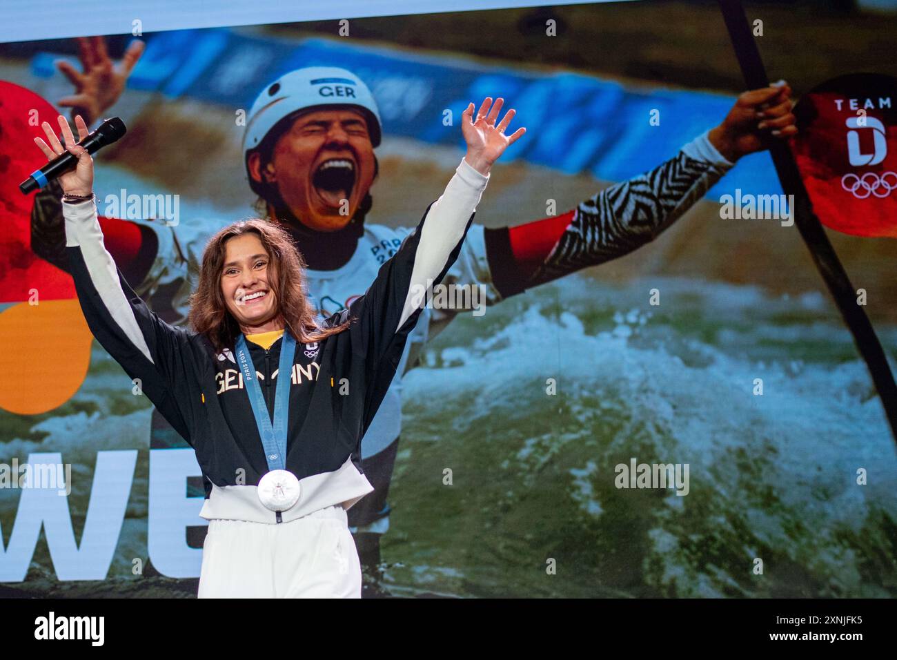 LILIK Elena (Deutschland) wird fuer ihre Silbermedaille im Canadier ...