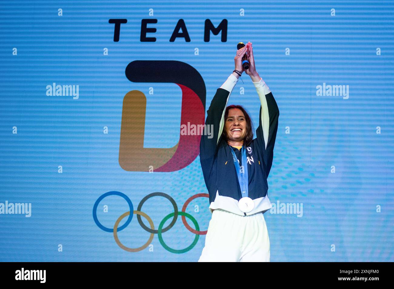 LILIK Elena (Deutschland) wird fuer ihre Silbermedaille im Canadier ...