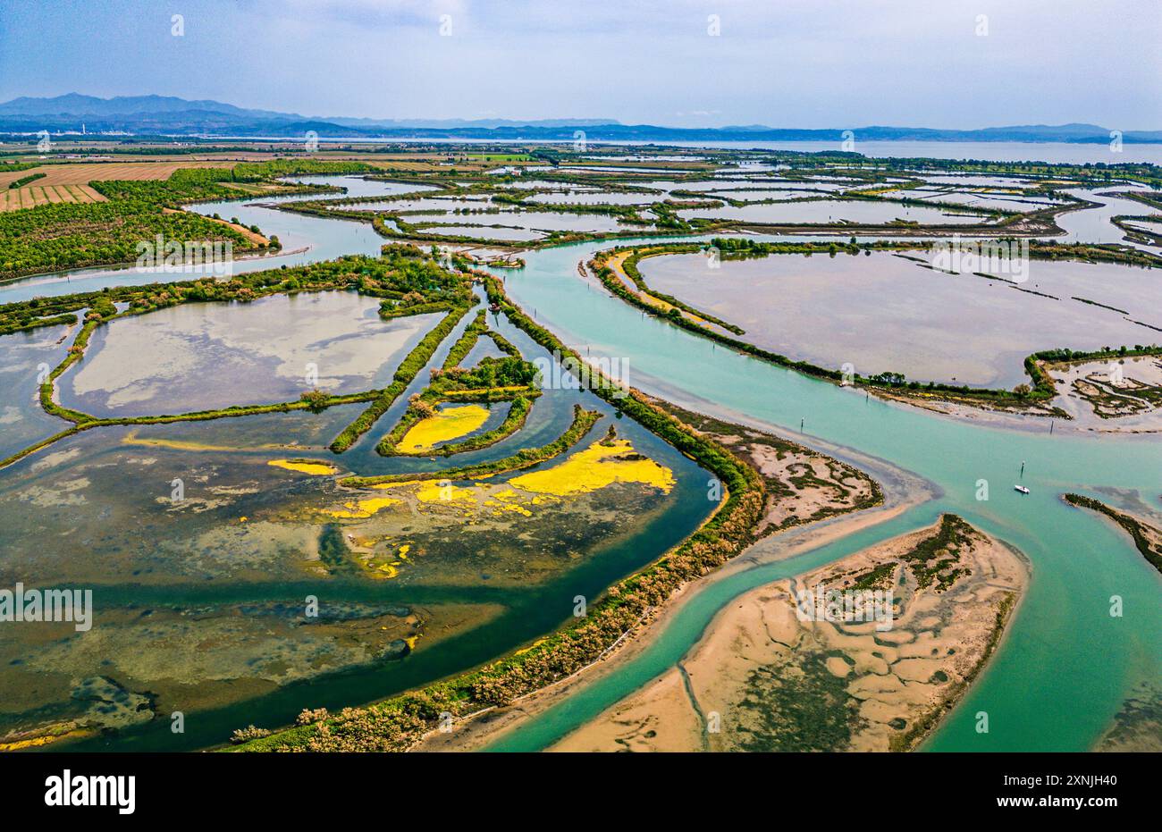 The magic of the Grado lagoon. Among the islands the ancient landing ...