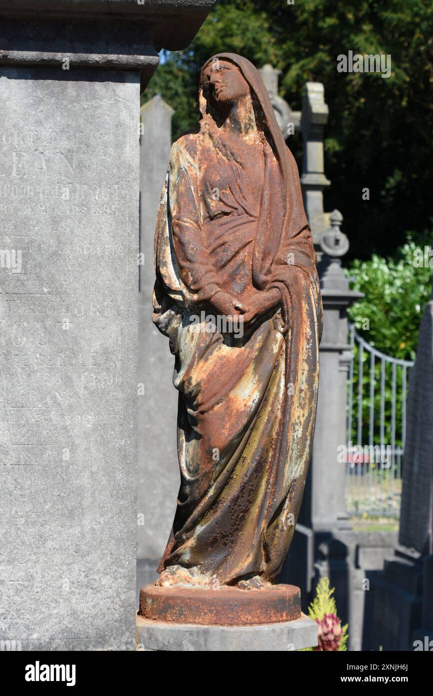SCULPTURE EN BRONZE DE LA VIERGE MARIE Stock Photo - Alamy