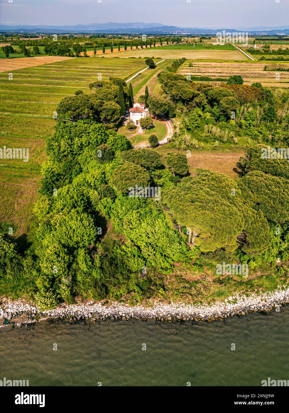The magic of the Grado lagoon. Among the islands the ancient landing ...