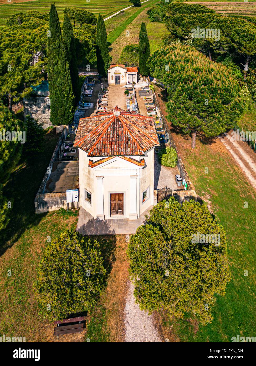 The magic of the Grado lagoon. Among the islands the ancient landing ...