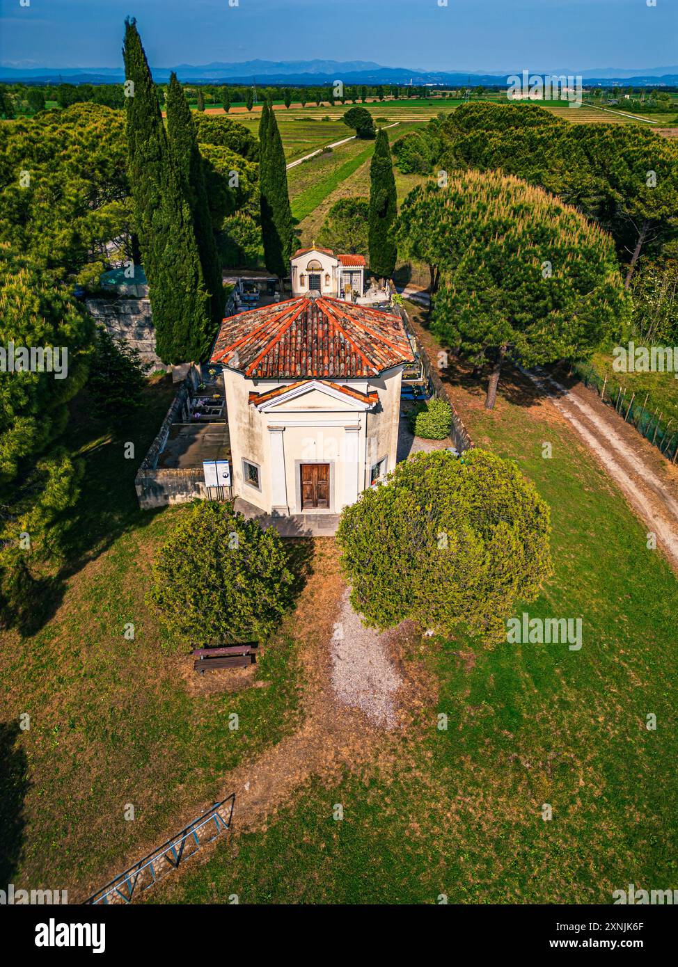 The magic of the Grado lagoon. Among the islands the ancient landing ...