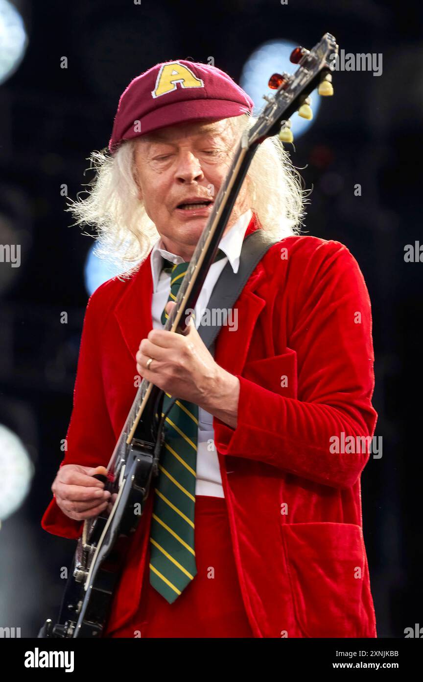 Angus Young von AC/DC live bei einem Konzert der Power Up -Tour auf dem ...