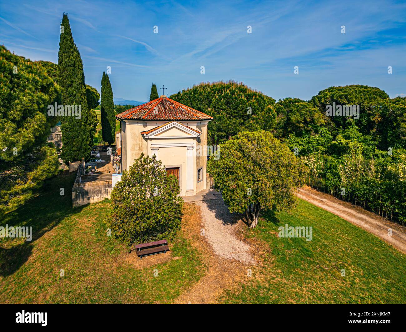 The magic of the Grado lagoon. Among the islands the ancient landing ...