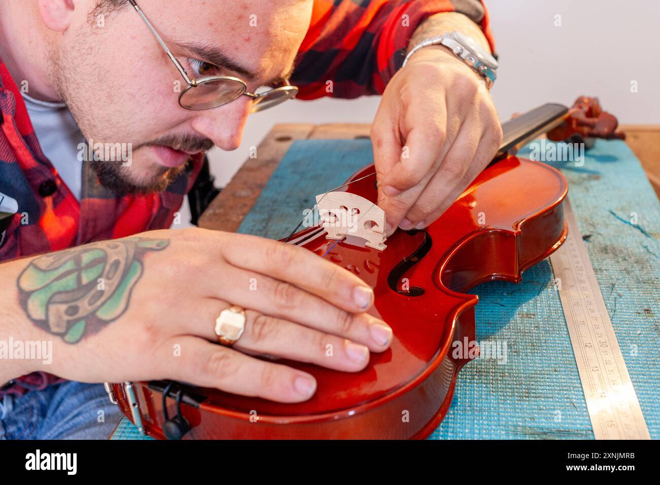 Violin setup hi-res stock photography and images - Alamy