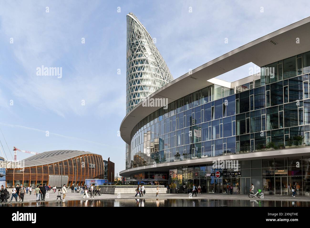 The Infinity Fountains at Piazza Gae Aulenti's circular square ...