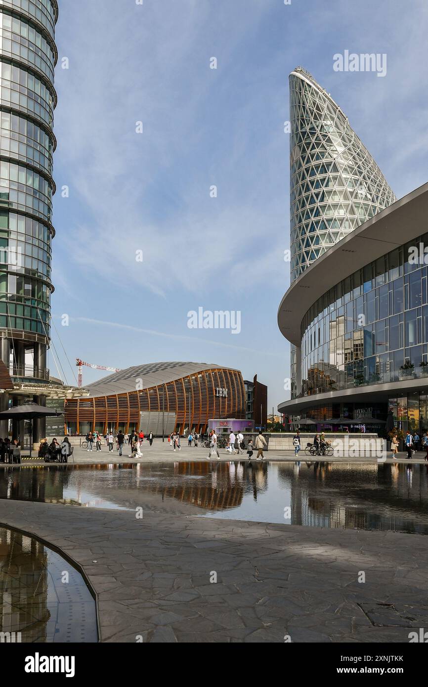 The Infinity Fountains at Piazza Gae Aulenti's circular square ...