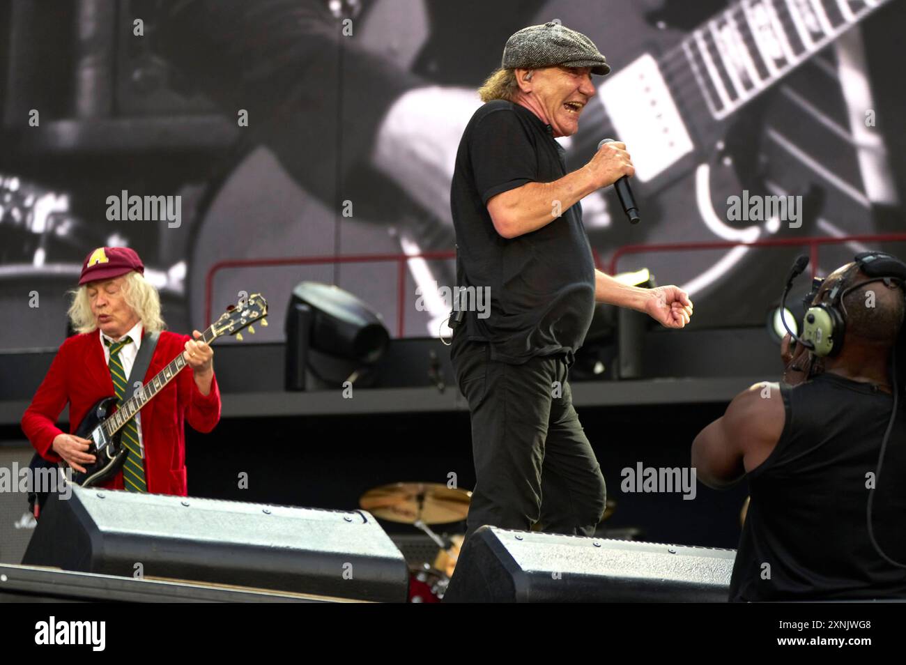Angus Young und Brian Johnson von AC/DC live bei einem Konzert der ...