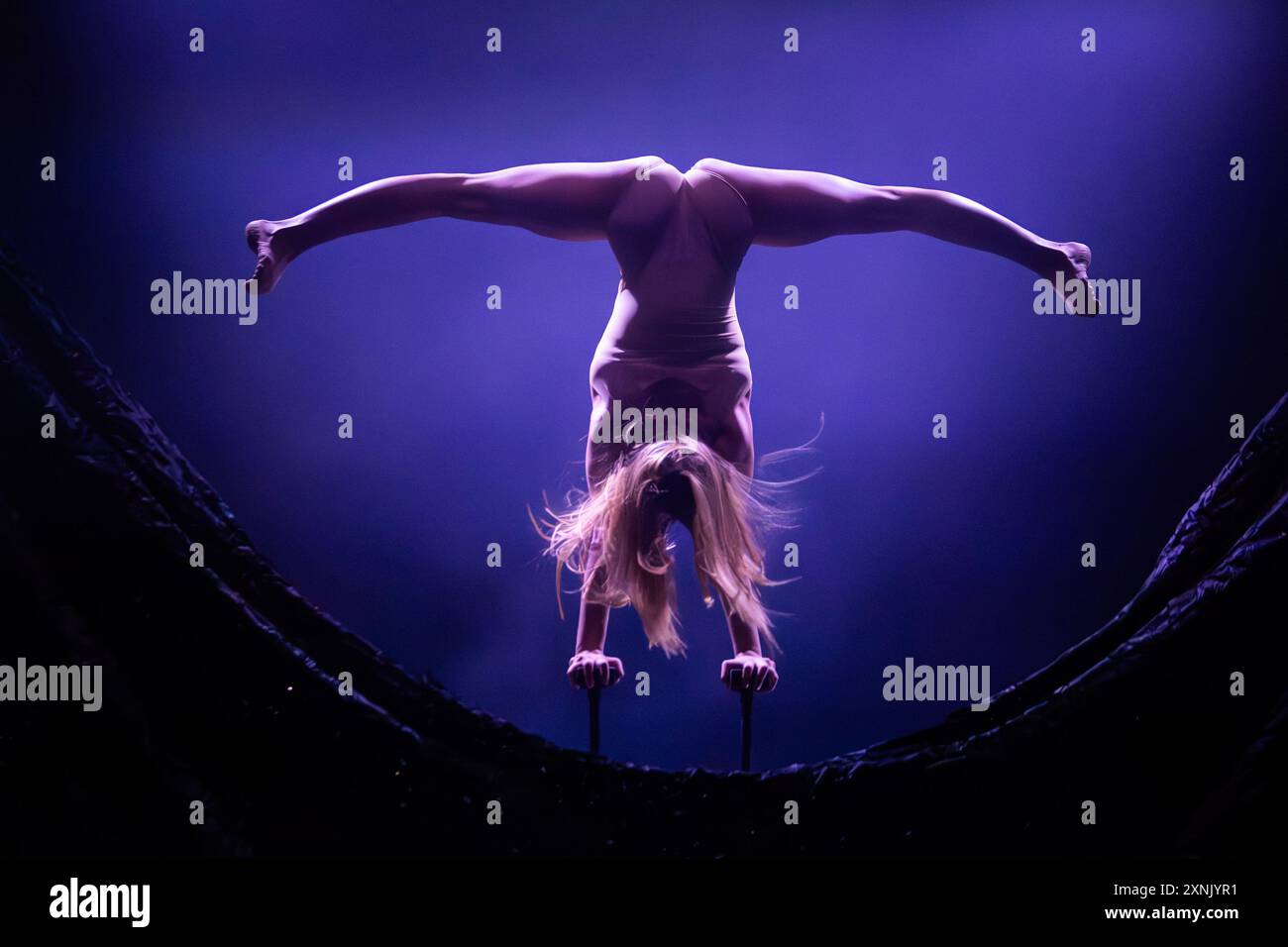 Continuing their tradition of 'cirque danse', Recirquel - the Hungarian ...